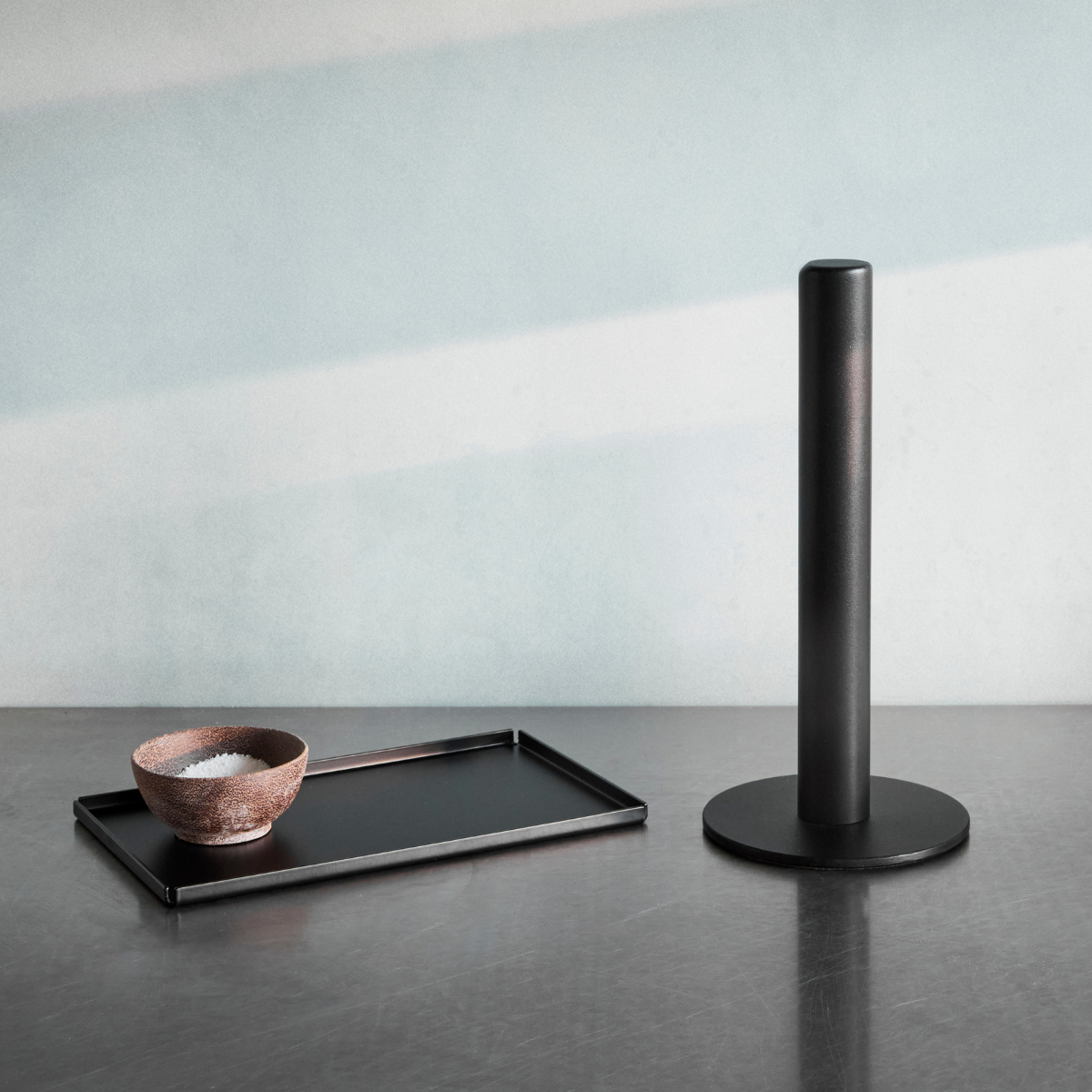 Køkkenrulleholder + bakke i mat sort | Dansk design og kvalitet