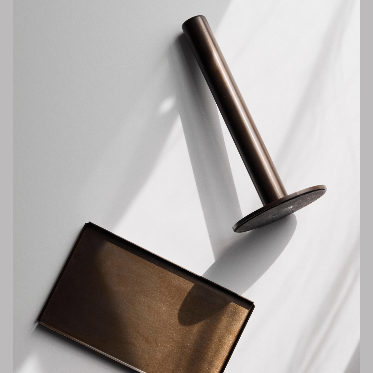 Køkkenrulleholder + bakke i bruneret messing | Dansk design