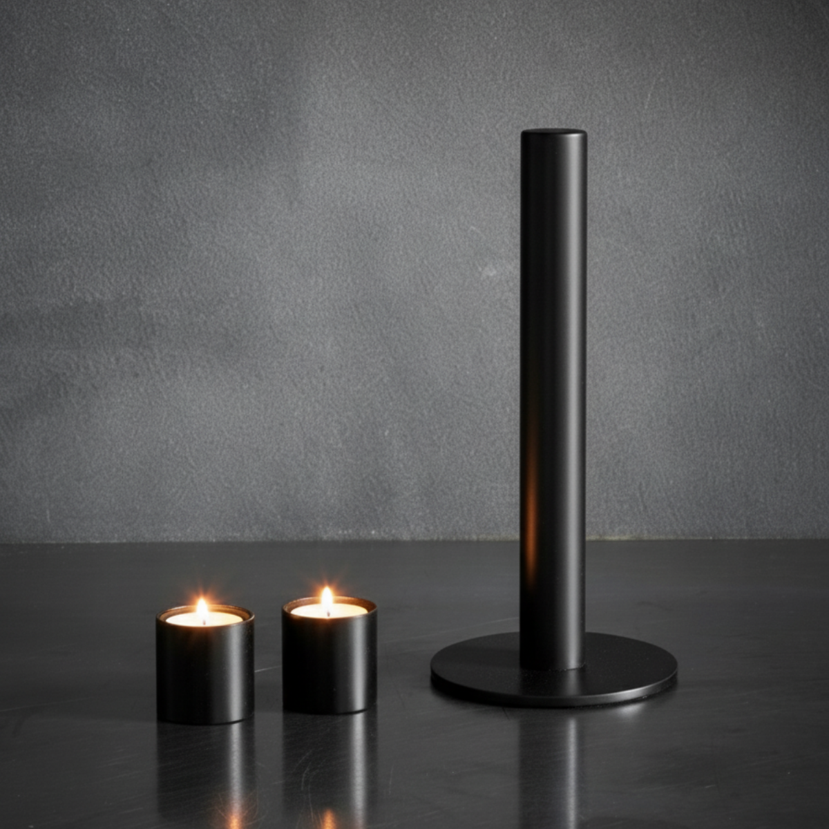 Sæt med køkkenrulleholder og lysestager i mat sort | Dansk design