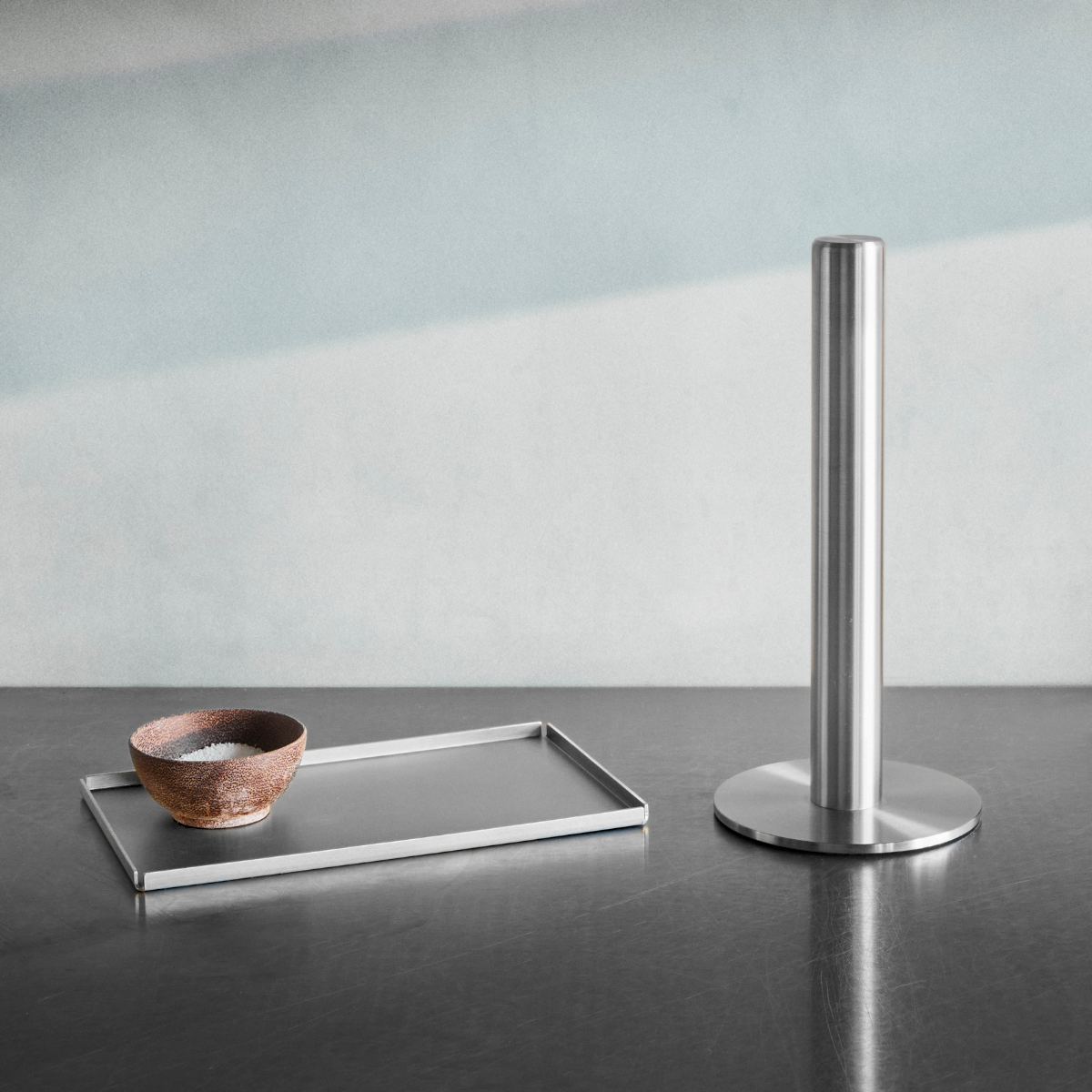 Køkkenrulleholder + bakke i rustfrit stål | Dansk design